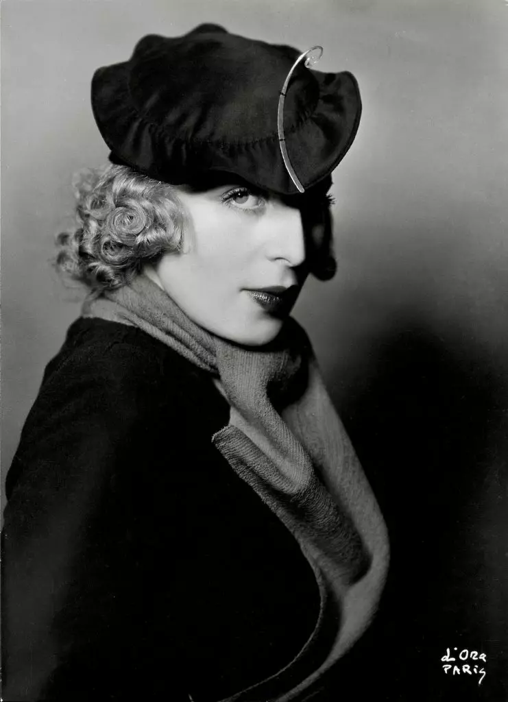 Tamara de Lempicka, french-polish painter with a hat designed by Rose Descat, Paris. Photography 1932. Photo by Imagno/Getty Images.