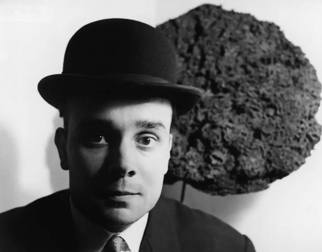 Yves Klein francia művész tányérkalapban áll az egyik Kék Szivacs szobra előtt, Franciaországban, az 1950-es évek végén. A különböző méretű, kékre festett szivacsokból készült szobrok első nyilvános kiállítására 1959. június 15-én került sor a párizsi Galerie Iris Clert-ben, Franciaországban. Fotó: Express Newspapers/Getty Images.