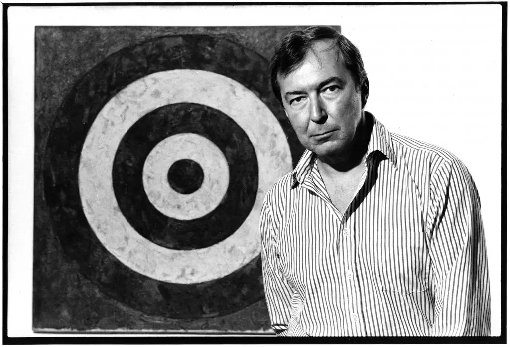 Jasper Johns művész 1977-ben a Whitney Museum of American Artban egy kiállításon fényképezte munkáit. Fotó: Jack Mitchell/Getty Images.