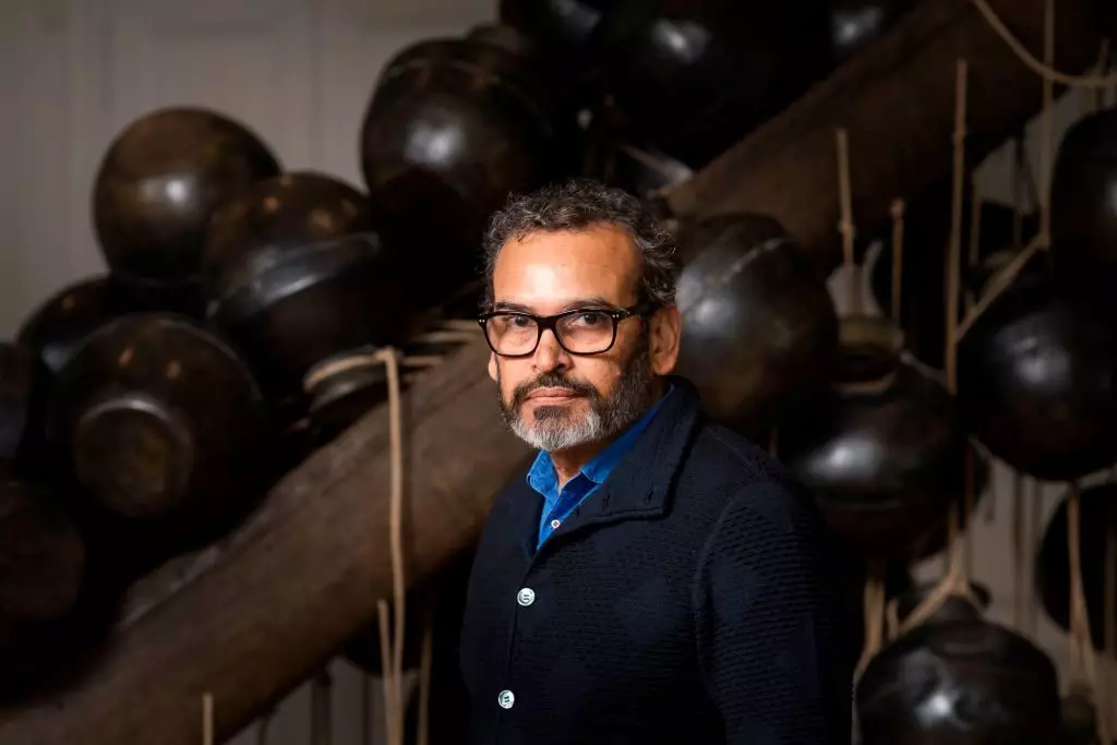 Subodh Gupta. Chithunzi chojambulidwa ndi Lionel Bonacenture/AFP/Getty Images.