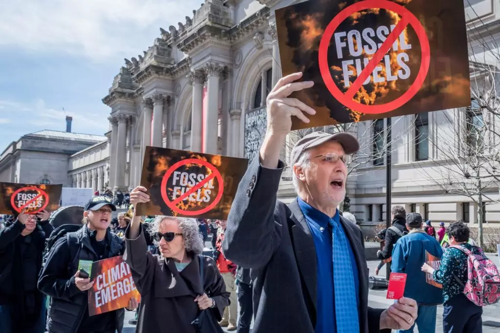 Aktiviste buite die Metropolitan Museum of Art vra vir dringende optrede om die klimaatnood op 24 Maart 2019 te beëindig. Foto deur Erik McGregor, Pacific Press/LightRocket via Getty Images.