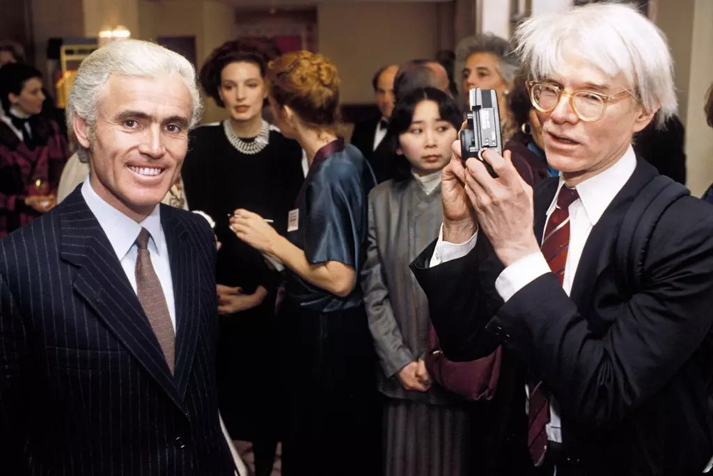 Yves Piaget kun Andy Warhol en 1984. Ĝentileco de Piaget.