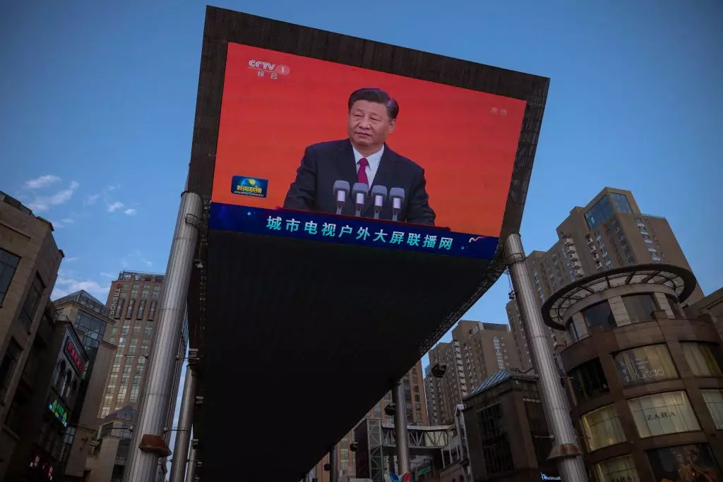 Ĉina prezidanto Xi Jinping estas vidata sur granda ekrano montrante la ĉinan ŝtatan televidon CCTV vesperajn novaĵojn dum la urbo prepariĝas por la venonta centjariĝo de la Komunista Partio de Ĉinio la 30-an de junio 2021 en Pekino, Ĉinio. (Foto de Andrea Verdelli/Getty Images)