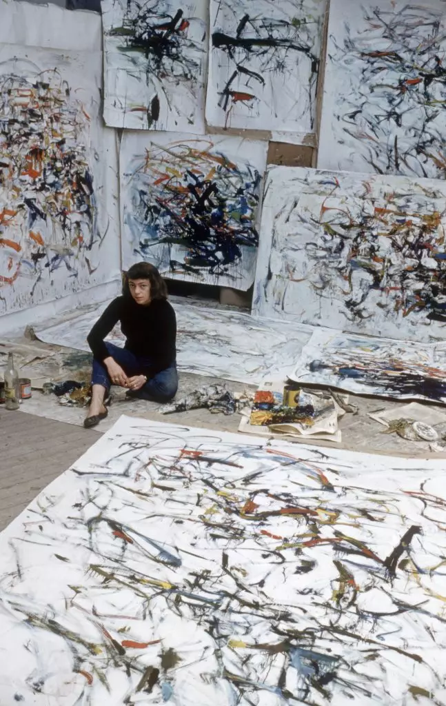 Joan Mitchell នៅក្នុងស្ទូឌីយ៉ូរបស់នាងនៅ 77 rue Daguerre, Paris, (1956) ។ រូបថតរបស់ Loomis Dean/the LIFE Picture Collection/Shutterstock។