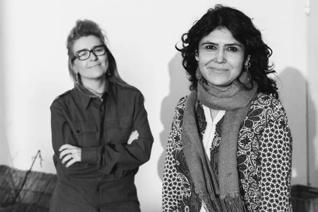 Natasha Ginwala (R) an Defne Ayas (L). Foto: Victoria Tomaschko.