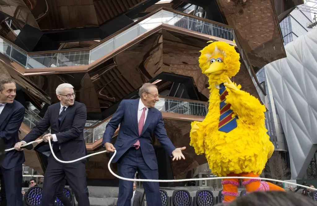 Developer Stephen Ross se připojuje k bankéřům, publicistům, politikům, Andersonovi Cooperovi a Big Birdovi při zahájení výstavby Hudson Yards 15. března 2019 na západní straně Manhattanu v New Yorku. Foto Andrew Lichtenstein/Corbis přes Getty Images,