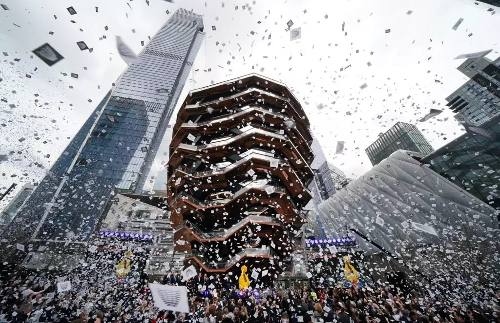 Konfetti blir dusjet under feiringen av åpningen av New Yorks nyeste nabolag, Hudson Yards, 15. mars 2019. Foto av Timothy A. Clary/AFP/Getty Images.