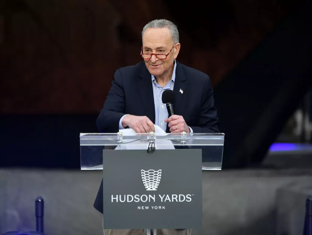 Senátor Chuck Schumer hovoří na pódiu na oficiální zahajovací akci Hudson Yards dne 15. března 2019 v New Yorku. Foto od Dia Dipasupil/Getty Images pro Související.