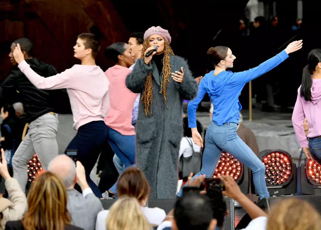 U-Andra Day udlala eqongeni kunye no-Alvin Ailey Dancers e-Hudson Yards nge-15 kaMatshi ka-2019 kwisiXeko saseNew York. Ifoto nguDia Dipasupil/Getty Images for Related.