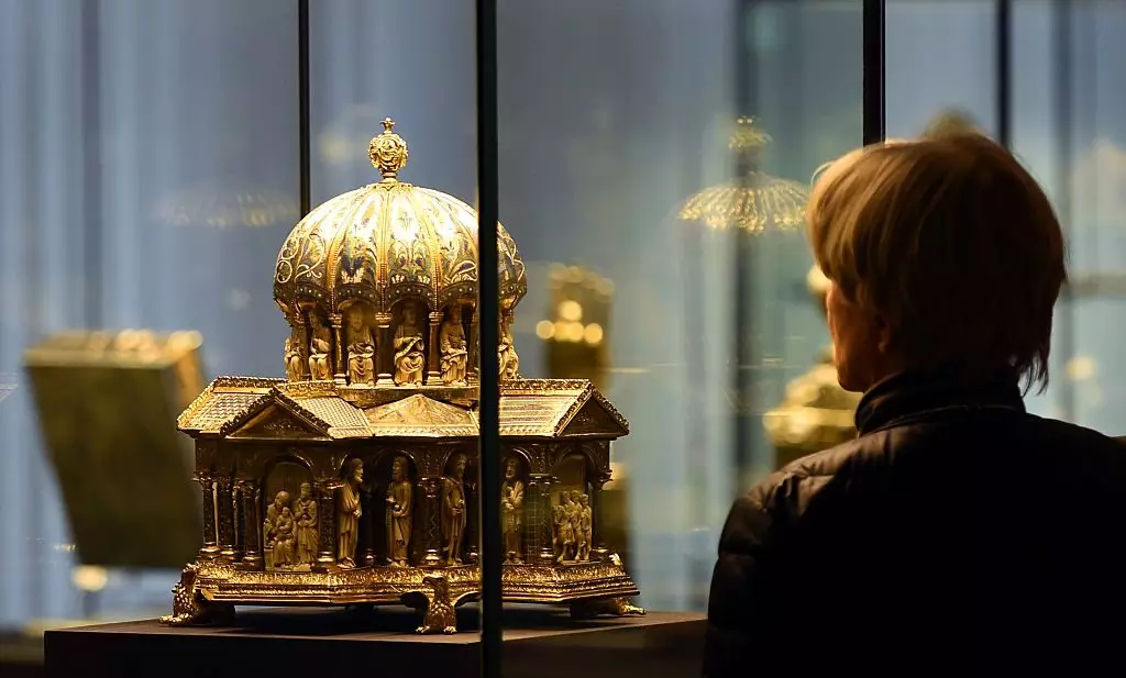 Der Welfenschatz ausgestellt im Kunstgewerbemuseum in Berlin. Foto von Tobias Schwarz/AFP über Getty Images.