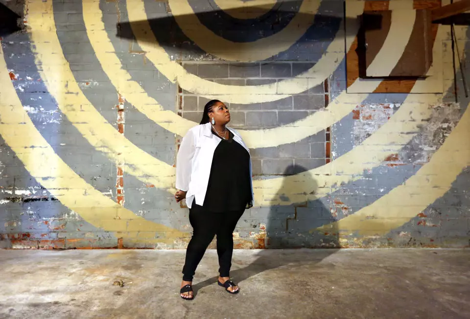 Samaria Rice im zukünftigen Zuhause des Tamir Rice Afrocentric Cultural Center in Cleveland. Foto: Lisa DeJong. Mit freundlicher Genehmigung der Tamir Rice Foundation.