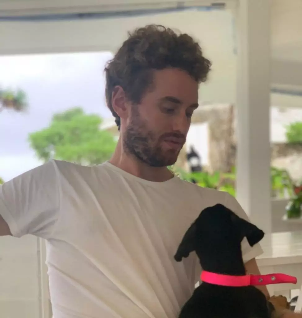 Inigo Philbrick na ilha de Vanuatu com um dos cães que ele resgatou.