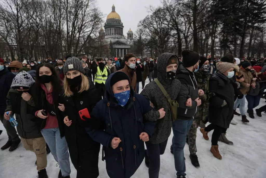 Прыхільнікі палітыка Аляксея Навальнага падчас акцыі ў Санкт-Пецярбургу, Расія, 23 студзеня 2021 года. Апазіцыйны палітык Аляксей Навальны вярнуўся пасля атручвання з Германіі ў Расію і быў затрыманы ў аэрапорце Масквы. Фота Валі Ягоршын/NurPhoto праз Getty Images.