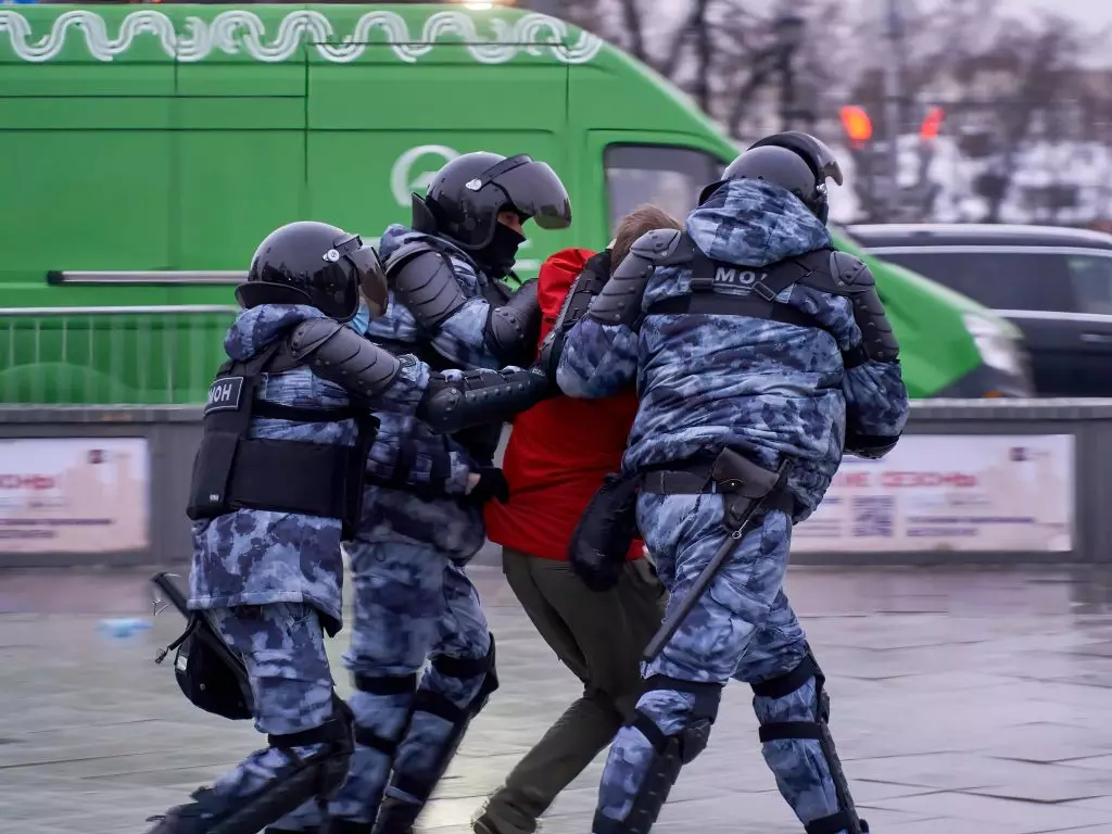 Policistoj arestas manifestacianton dum la manifestacio. Mitingoj okazis en la plej grandaj urboj de Rusio en subteno de la opoziciestro Alexei Navalny, kiu estis sendita en prizorgon post reveno al Rusio de Germanio pro suspekto de evitado de la kontrolo de la FSIN (Federacia Penitenciara Servo). La agoj estis akompanitaj per arestoj sur senprecedenca skalo. Foto de Mihail Tokmakov/SOPA Images/LightRocket per Getty Images.