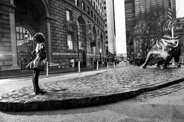 Estatua de Kristen Visbal La niña sin miedo en Wall Street. Cortesía de State Street.