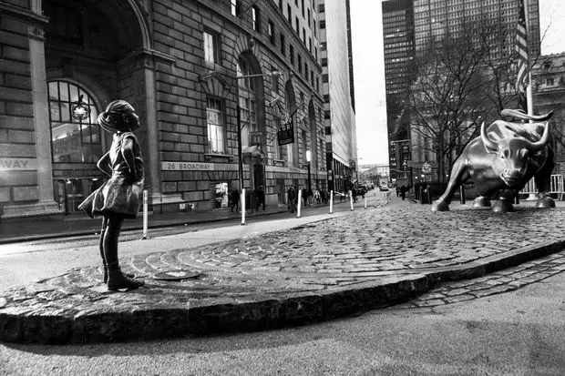 L-istatwa The Fearless Girl ta’ Kristen Visbal f’Wall Street. Korteżija ta’ Triq l-Istat.