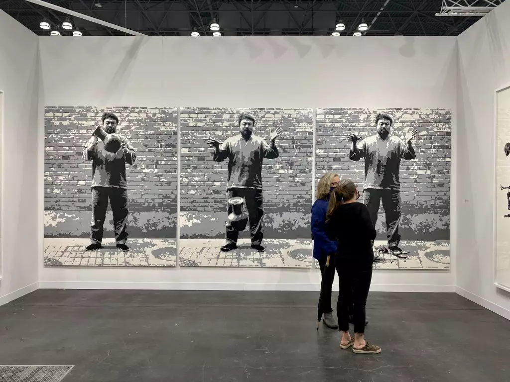 Ai Weiwei, Han Dynasty Urn in Lego numetimas (2015 m.) iš Chambers Fine Art, Niujorke ir Pekine, 2021 m. Armory Show Javits centre Niujorke. Nuotrauka Sarah Cascone.