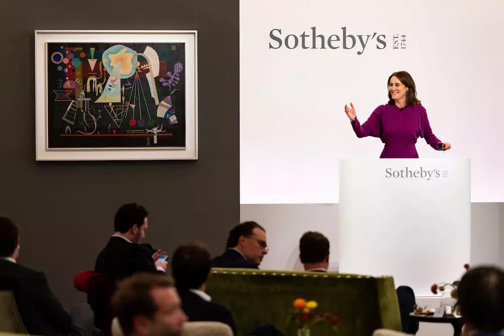 Helena Newman, mkuu wa idara ya Sotheby's Impressionist na sanaa ya kisasa ulimwenguni kote, akichukua Ofa ya jioni ya sanaa ya Kisasa na ya Kisasa, Juni 29 2021. Picha kwa hisani ya Sotheby's.