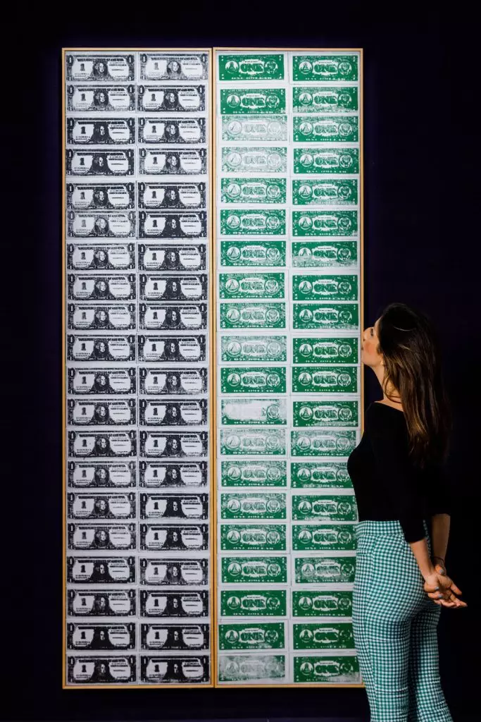 Endija Vorhola priekšējie un aizmugurējie dolāru banknotes (1962-63) Tristana Fevingsa fotoattēli/Getty Images uzņēmumam Sotheby's