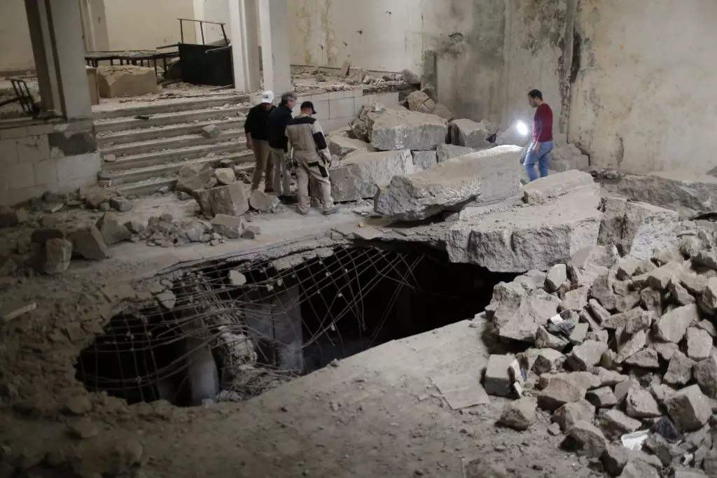 In mienskiplik Iraaksk-Smithsonian team wurket om de skea te dokumintearjen yn 'e Assyryske Hall fan it Mosul Cultural Museum yn febrewaris 2019. Foto mei hoflikens fan 'e Smithsonian Institution.