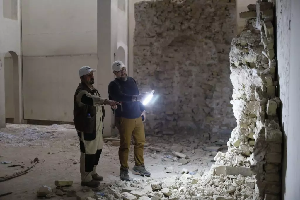 Mosul Cultural Museum Direkteur Zaid Ghazi Saadullah (links) en Brian Michael Lione, de Smithsonian syn Irak programma manager, ûndersykje in ferneatige mihrab display yn de Mosul Cultural Museum syn Islamic Hall yn febrewaris 2019. Foto mei dank oan de Smithsonian Institution.