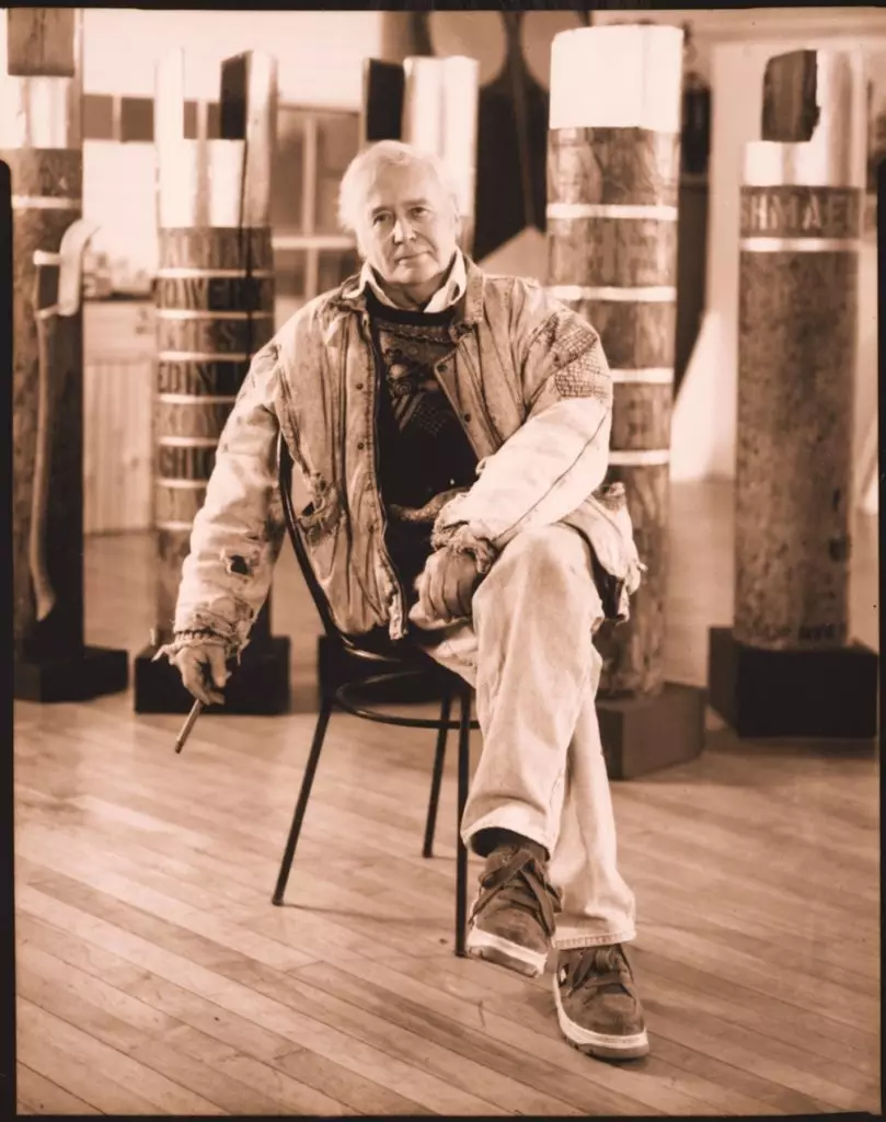 Robert Indiana o'z studiyasida, Vinalhaven, Meyn. Fotosurat Dennis va Diane Griggs tomonidan olingan.