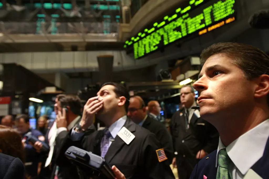 Os comerciantes traballan no chan da Bolsa de Nova York momentos despois da campá de apertura o 13 de outubro de 2008. Foto de Spencer Platt/Getty Images.