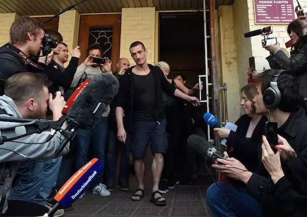 Er sögunni lokið fyrir Pyotr Pavlensky. Myndinneign ætti að lesa VASILY MAXIMOV/AFP/Getty Images