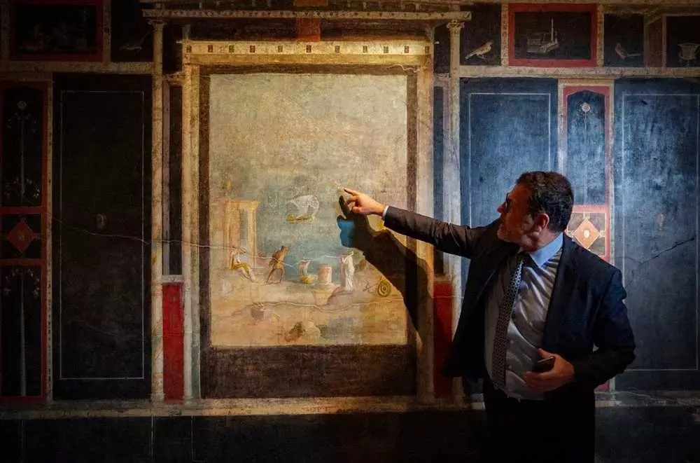 Massimo Osanna, talen'ny Valan-javaboarin'i Pompeii, tamin'ny famoahana ny iray amin'ireo trano voaloko tao Pompéi. Avy amin'ny Ministeran'ny Kolontsaina sy ny Fizahantany Italiana.