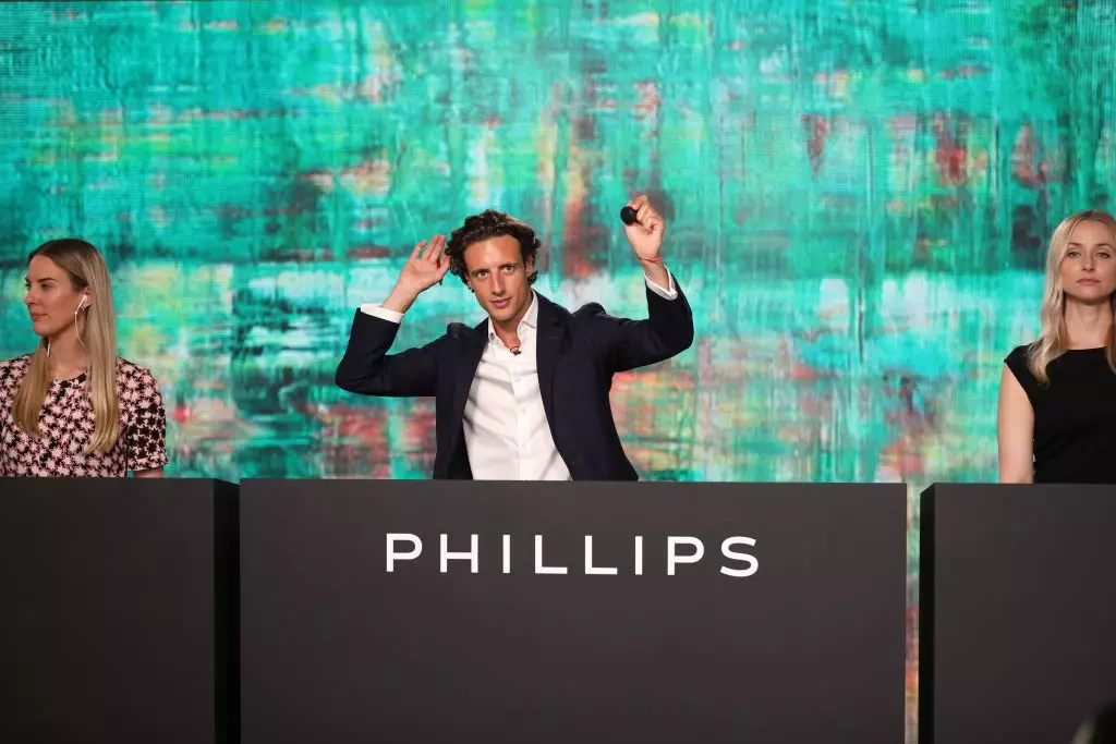 Auctioneer Henry Highly taking bids in the London studio. Photo courtesy Phillips/Mediakite and Thomas De Cru…don Perrior)