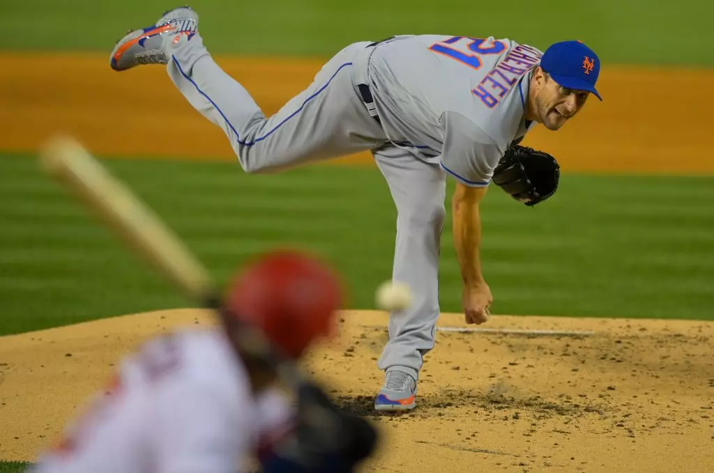 O arremessador titular do New York Mets, Max Scherzer, lança para o Washington Nationals Alcides Escobar. (Foto de John McDonnell/The Washington Post via Getty Images)