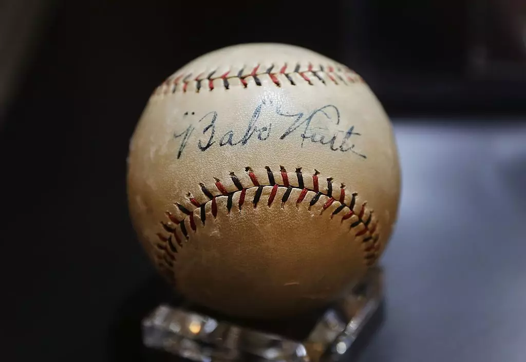 En baseball signeret af Babe Ruth, der blev sat på auktion i oktober 2016 på Christie's New York. (Foto af Spencer Platt/Getty Images)