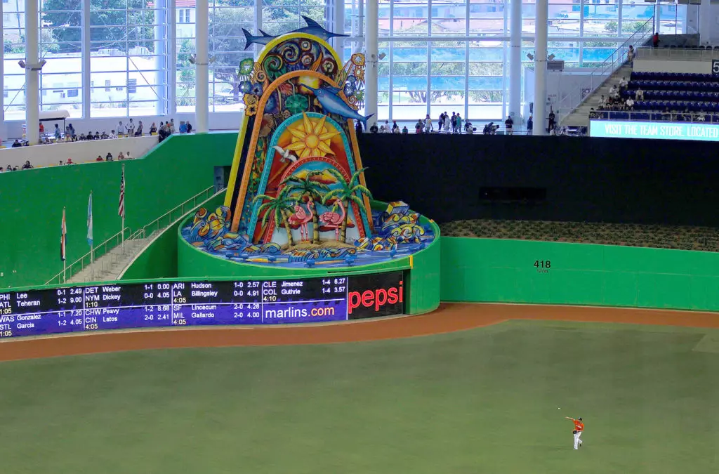 Red Grooms, Home Run Sculpture di Miami Marlins Park selama pertandingan pramusim melawan New York Yankees pada April 2012. Courtesy of Mike Ehrmann/Getty Images.