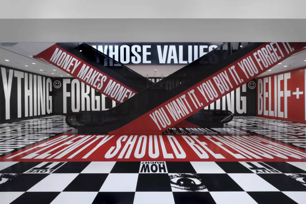 Barbara Kruger, Belief + Doubt, 2012, tại Bảo tàng Hirshhorn & Vườn điêu khắc. © Barbara Kruger. Ảnh: Cathy Carver.