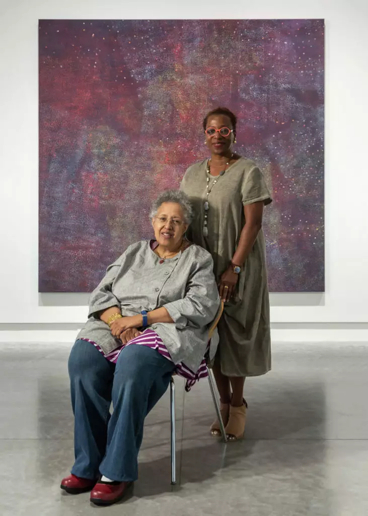 Listamaðurinn Howardena Pindell ásamt sýningarstjóra Valerie Cassel Oliver, í yfirlitssýningu Virginia Museum of Fine Arts.