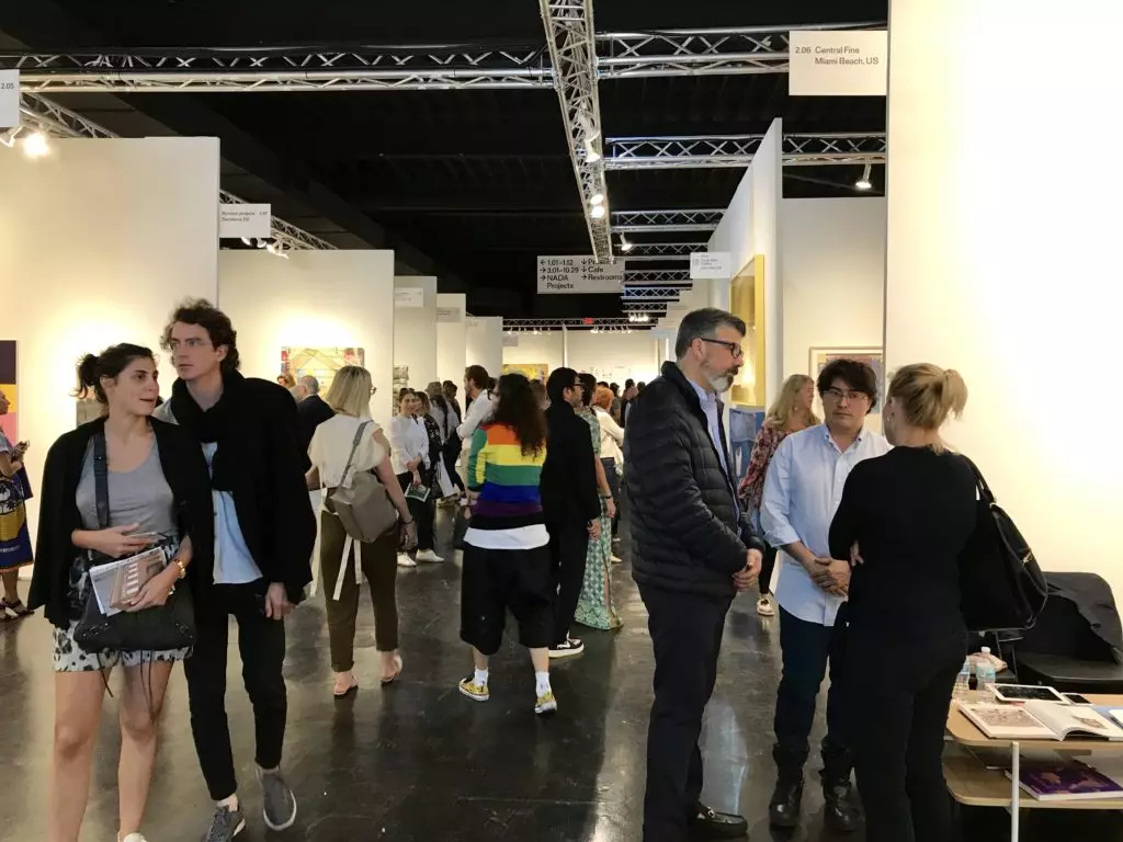 Uma visão do movimentado dia de abertura do NADA Miami 2018. Foto de Tim Schneider.