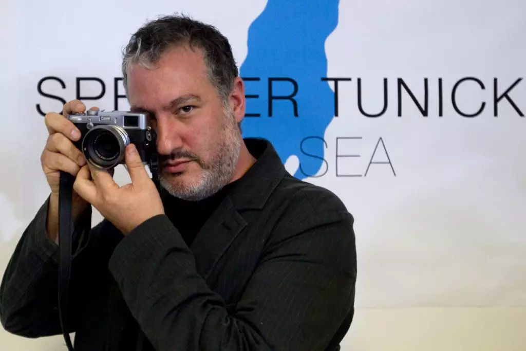 Ffotograffydd celf yr Unol Daleithiau Spencer Tunick. Llun: JACK GUEZ/AFP/Getty Images.