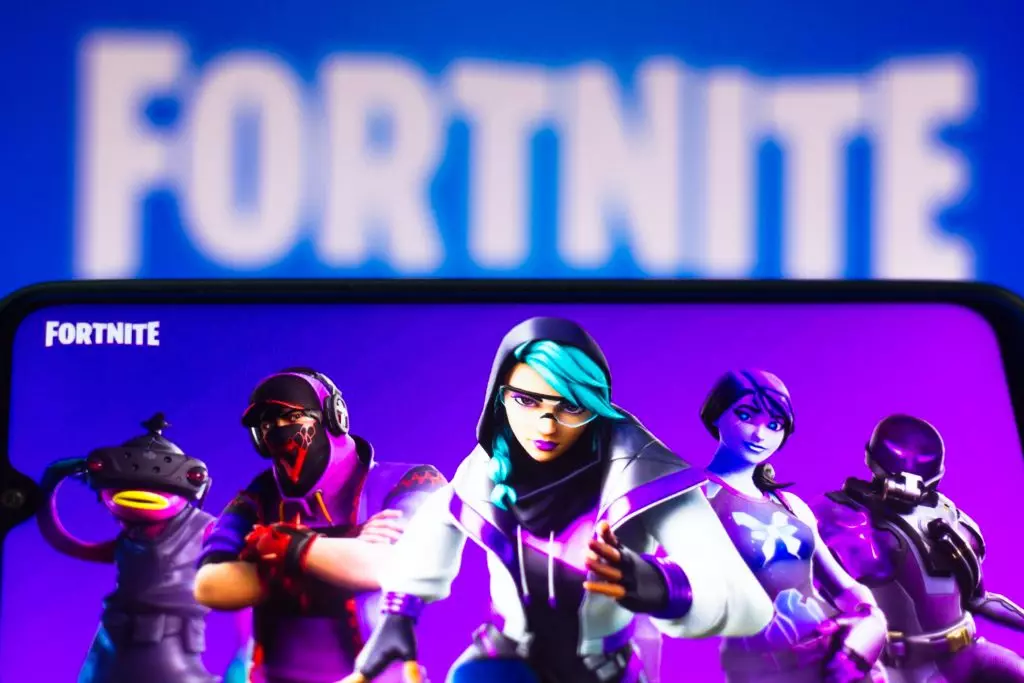 Chithunzi chowonetsa logo ya Fortnite ndikusankha ma avatar amasewera pazithunzi zosiyanasiyana. (Chithunzi chazithunzi cha Rafael Henrique/SOPA Images/LightRocket kudzera pa Getty Images)