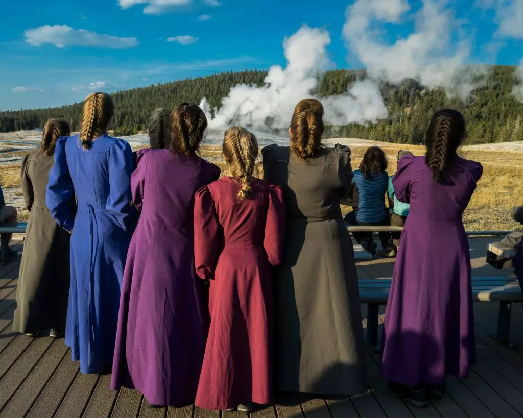 Tagata o le Ekalesia Fundamentalist a Iesu Keriso o le Au Paia o Aso e Gata Ai o asiasi atu i le Old Faithful i Yellowstone National Park. (Ata mai: Visions of America/Joe Sohm/Universal Images Group via Getty Images)