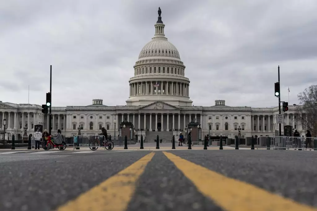 Mitambo imadutsa pa Capitol Dome pa Disembala 31, 2020 ku Washington, D.C. (Chithunzi chojambulidwa ndi Joshua Roberts/Getty Images)