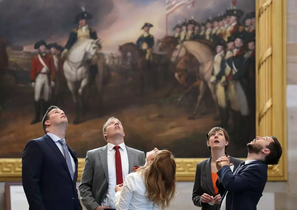 Les gens regardent le plafond de la rotonde récemment restaurée à l'intérieur du Capitole américain, le 6 septembre 2016 à Washington, DC. (Photo de Mark Wilson/Getty Images)