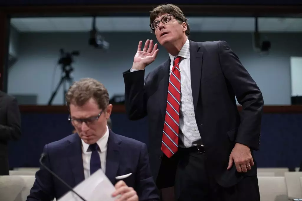 Pelobi American Continental Group Shawn Smeallie (kanan) mempersiapkan klien untuk sidang di US Capitol pada 2016. (Foto oleh Chip Somodevilla/Getty Images)