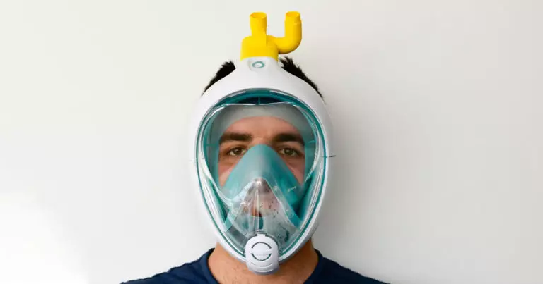 A empresa italiana de impressão 3D Isinnova projetou um adaptador impresso em 3D para converter máscaras de mergulho em máscaras de ventilador para ajudar instalações médicas com escassez de equipamentos a tratar pacientes com coronavírus. Foto cortesia de Isinnova.