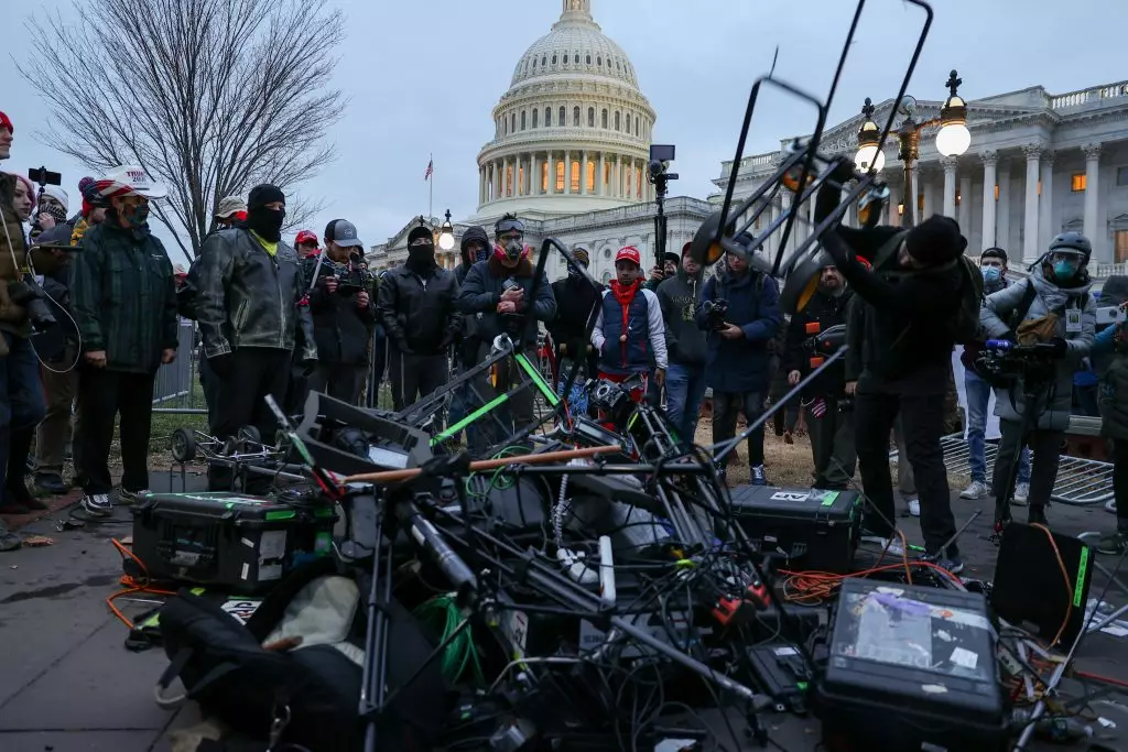 Los manifestantes pro-Trump que irrumpieron en el capitolio de los EE. UU. en Washington, DC, el 6 de enero de 2021, dañaron el equipo de los medios de comunicación. Foto de Tayfun Coskun/Agencia Anadolu a través de Getty Images.