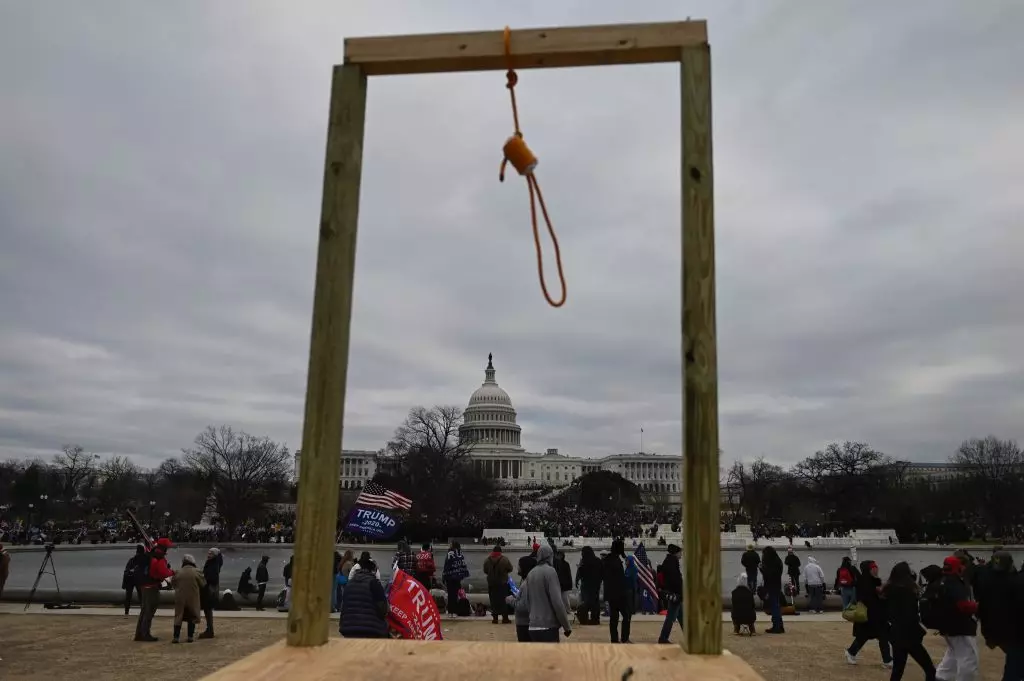 Los partidarios del presidente de los Estados Unidos, Donald Trump, se reúnen en el lado oeste del Capitolio de los Estados Unidos en Washington, DC, el 6 de enero de 2021. Los alborotadores violaron la seguridad y entraron al Capitolio mientras el Congreso debatía la Certificación del voto electoral de las elecciones presidenciales de 2020. Foto de Andrew Caballero-Reynold/AFP vía Getty Images.