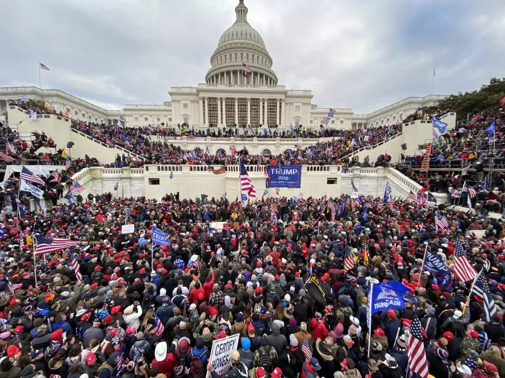 Patizan Prezidan Ameriken Donald Trumps yo anvayi bilding Kapitòl la nan Washington, DC, 6 janvye 2021. Foto pa Tayfun Coskun/Ajans Anadolu atravè Getty Images.