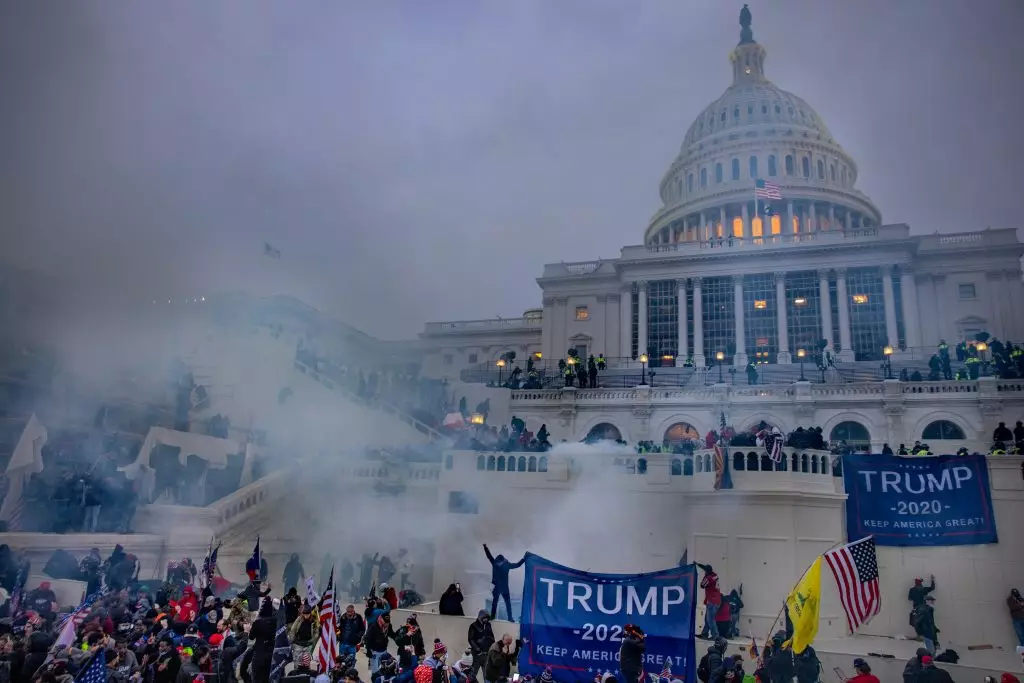 Yo tire gaz lakrimojèn sou sipòtè Prezidan Trump ki te pran aspè sou bilding Kapitòl Etazini. Foto pa Evelyn Hockstein pou Washington Post la.