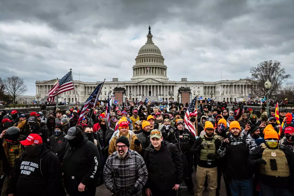 Trampni qo‘llab-quvvatlovchi namoyishchilar 2021-yil 6-yanvar kuni Vashington, Kolumbiya okrugida AQSh Kapitoliy binosi oldida yig‘ilishdi. Jon Cherri/Getty Images surati.