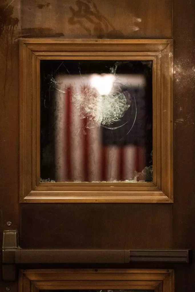 El cristal de una ventana destrozado después de una invasión pro-Trump del Capitolio de los EE. UU. en Washington, DC. Kent Nishimura / Los Ángeles Times a través de Getty Images.