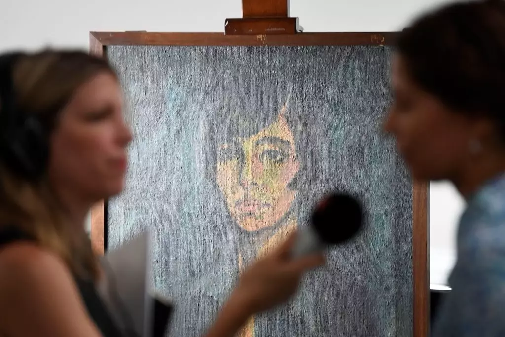 Une femme est interviewée lors de l'avant-première de presse des premiers chefs-d'œuvre de la succession du collectionneur allemand Cornelius Gurlitt au Musée des Beaux-Arts de Berne (Kunstmuseum Bern). Photo : Valeriano di Domenico/AFP/Getty Images.